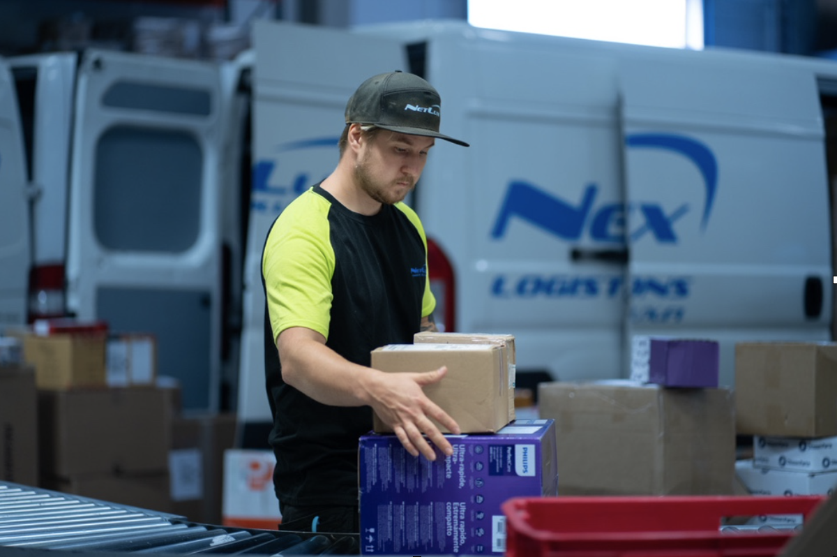 Paketti ulkomaille helposti ja edullisesti - Laske hinta » Netlux